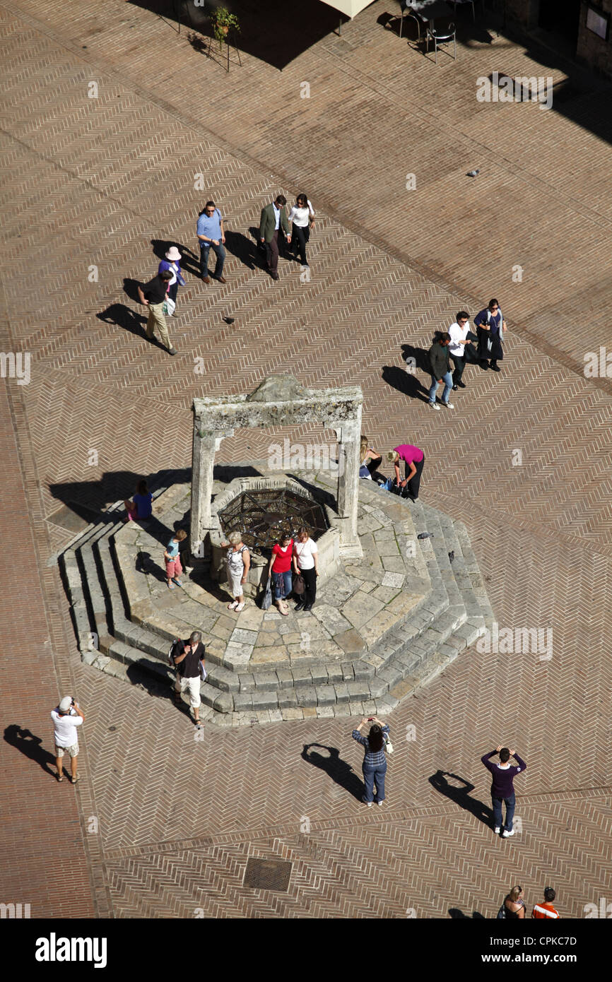 Square well hi-res stock photography and images - Alamy