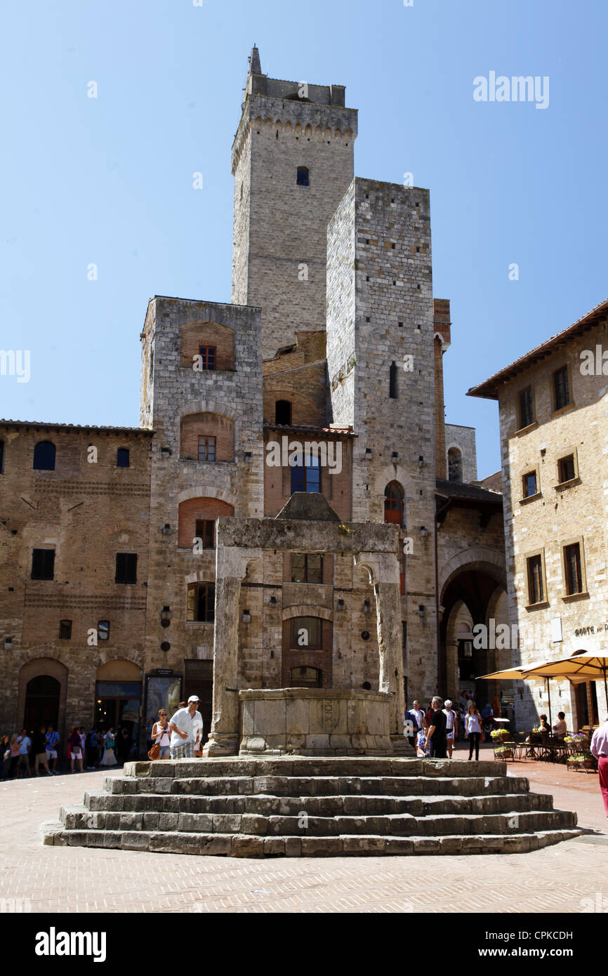 WELL TOWN SQUARE & TOWERS SAN GIMIGNANO TUSCANY ITALY 10 May 2012 Stock ...