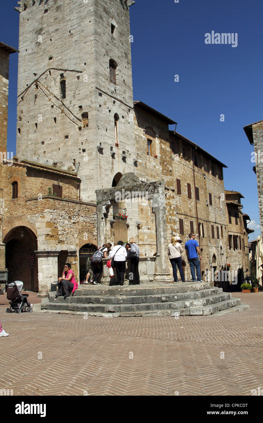 WELL TOWN SQUARE & TOWERS SAN GIMIGNANO TUSCANY ITALY 10 May 2012 Stock ...