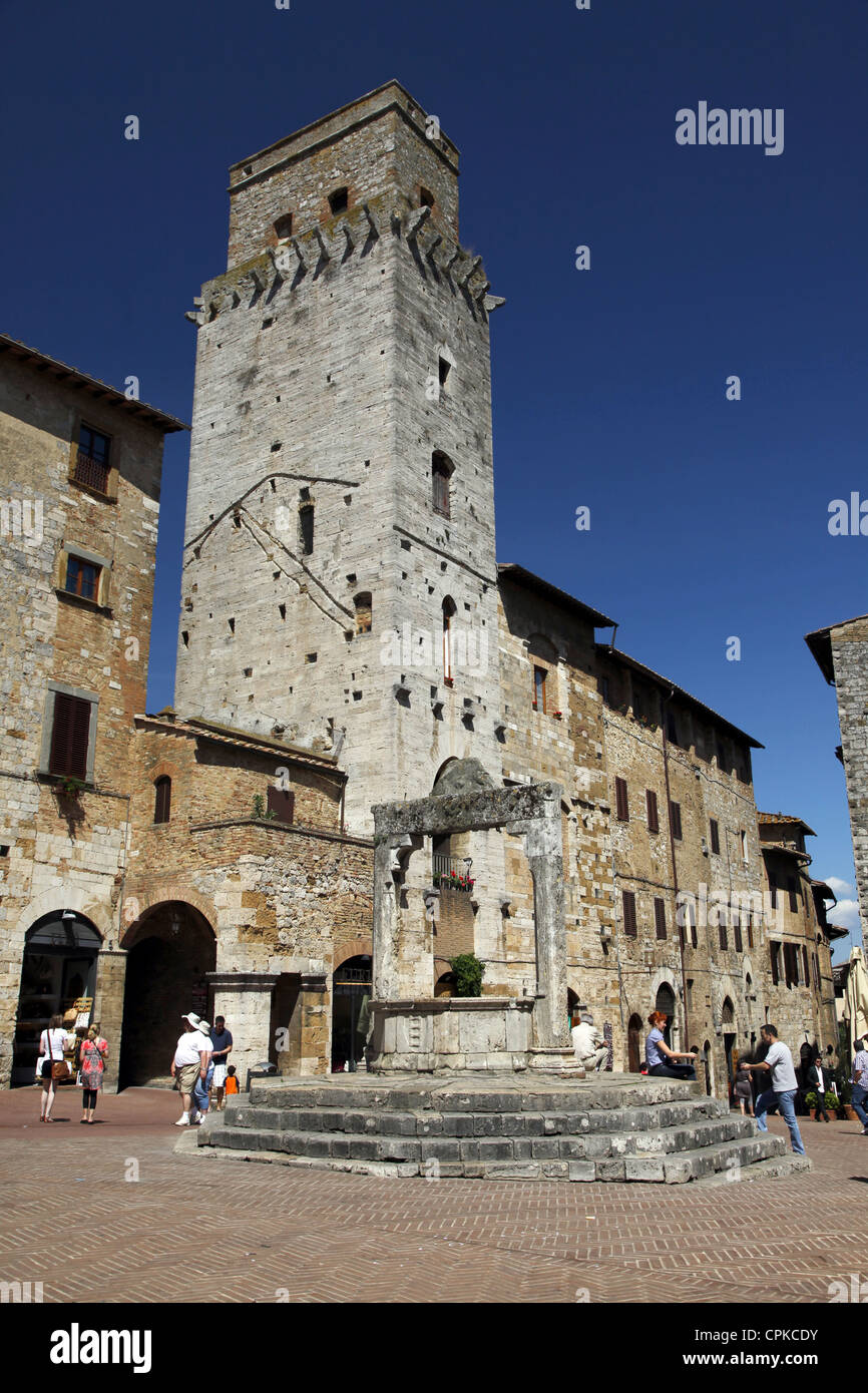 WELL TOWN SQUARE & TOWERS SAN GIMIGNANO TUSCANY ITALY 10 May 2012 Stock ...