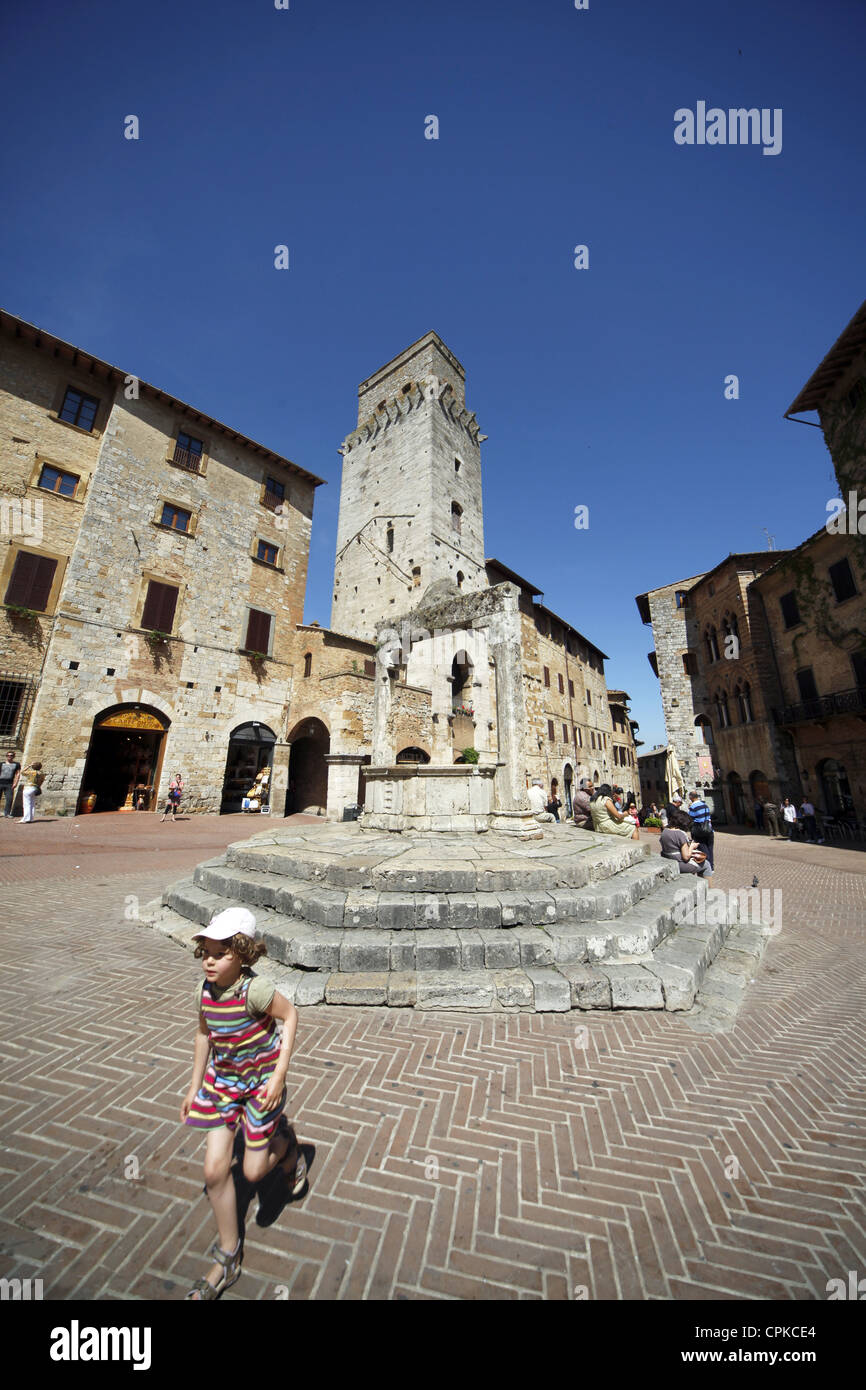 WELL TOWN SQUARE & TOWERS SAN GIMIGNANO TUSCANY ITALY 10 May 2012 Stock ...