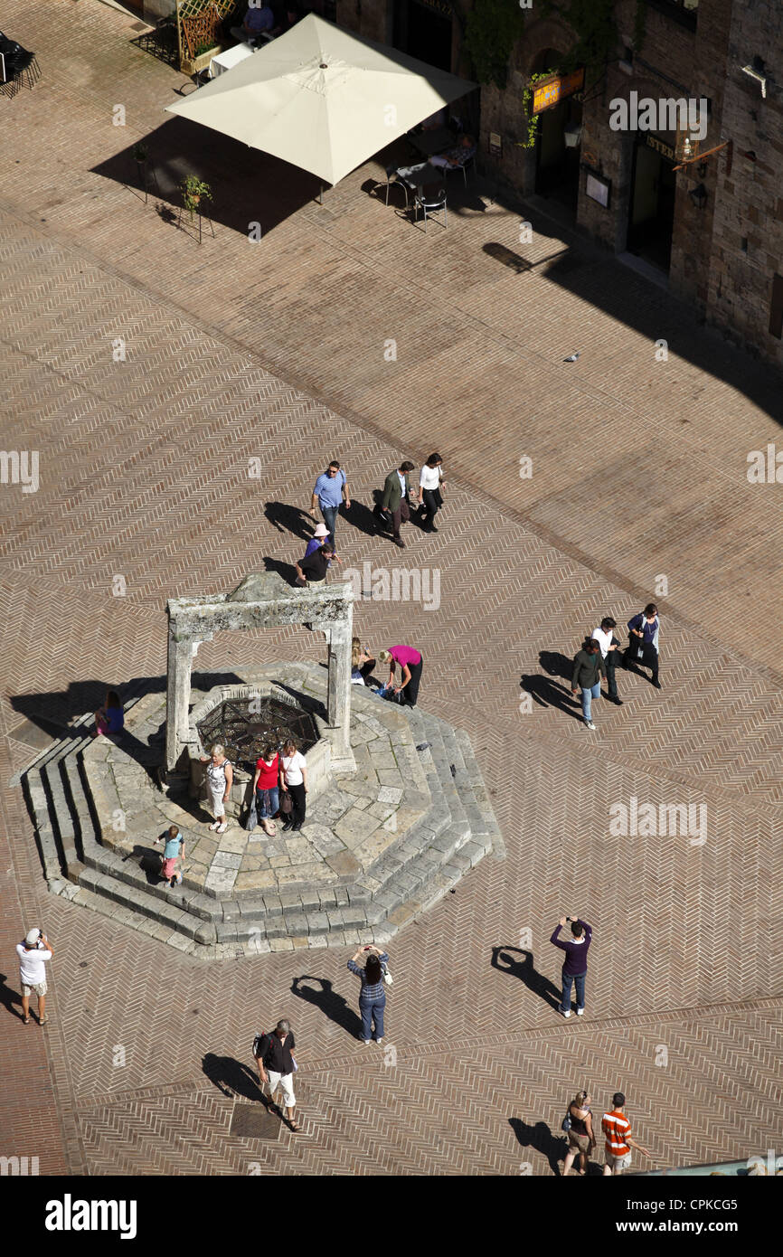 TOWN SQUARE & WELL SAN GIMIGNANO TUSCANY ITALY 10 May 2012 Stock Photo ...