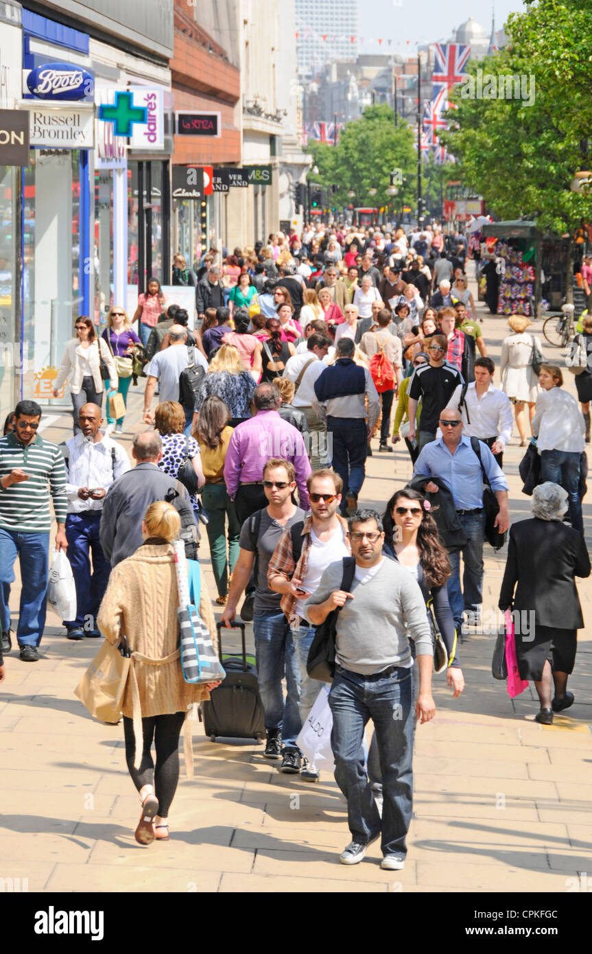 Crowd of shoppers hi-res stock photography and images - Alamy