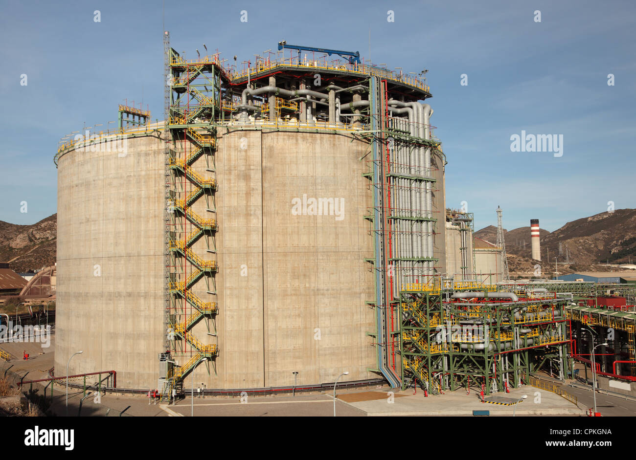 Storage tank in an oil refinery Stock Photo - Alamy