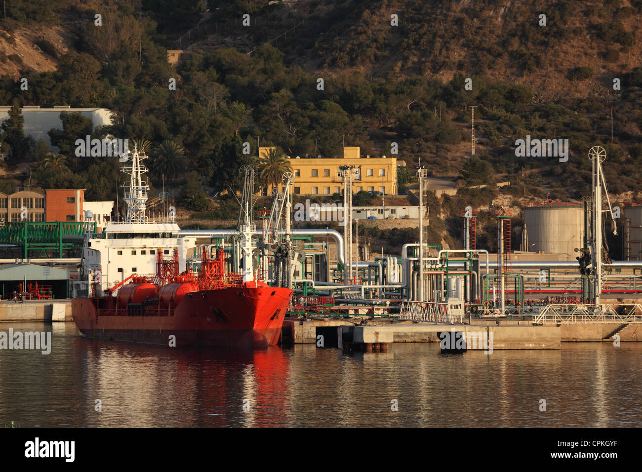 Tanker ship at refinery hi-res stock photography and images - Alamy