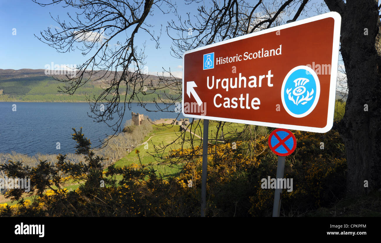 HISTORIC SCOTLAND ROAD SIGN WITH URQUHART CASTLE PICTURED ON THE BANKS ...