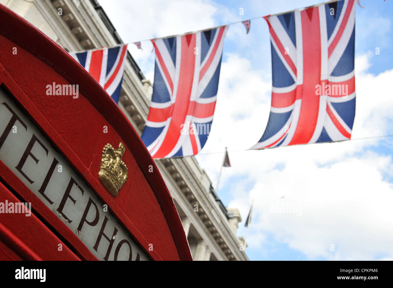 Diamond Jubilee decorations to mark 60 years of the Queen's reign ...