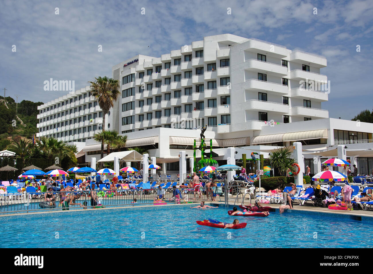 Crowded swimming pool at Hotel Victoria Playa, Sant Tomàs, Menorca ...
