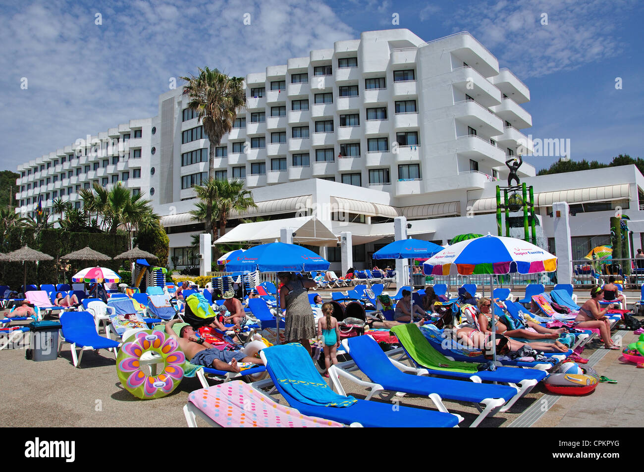 Crowded swimming pool hi-res stock photography and images - Alamy