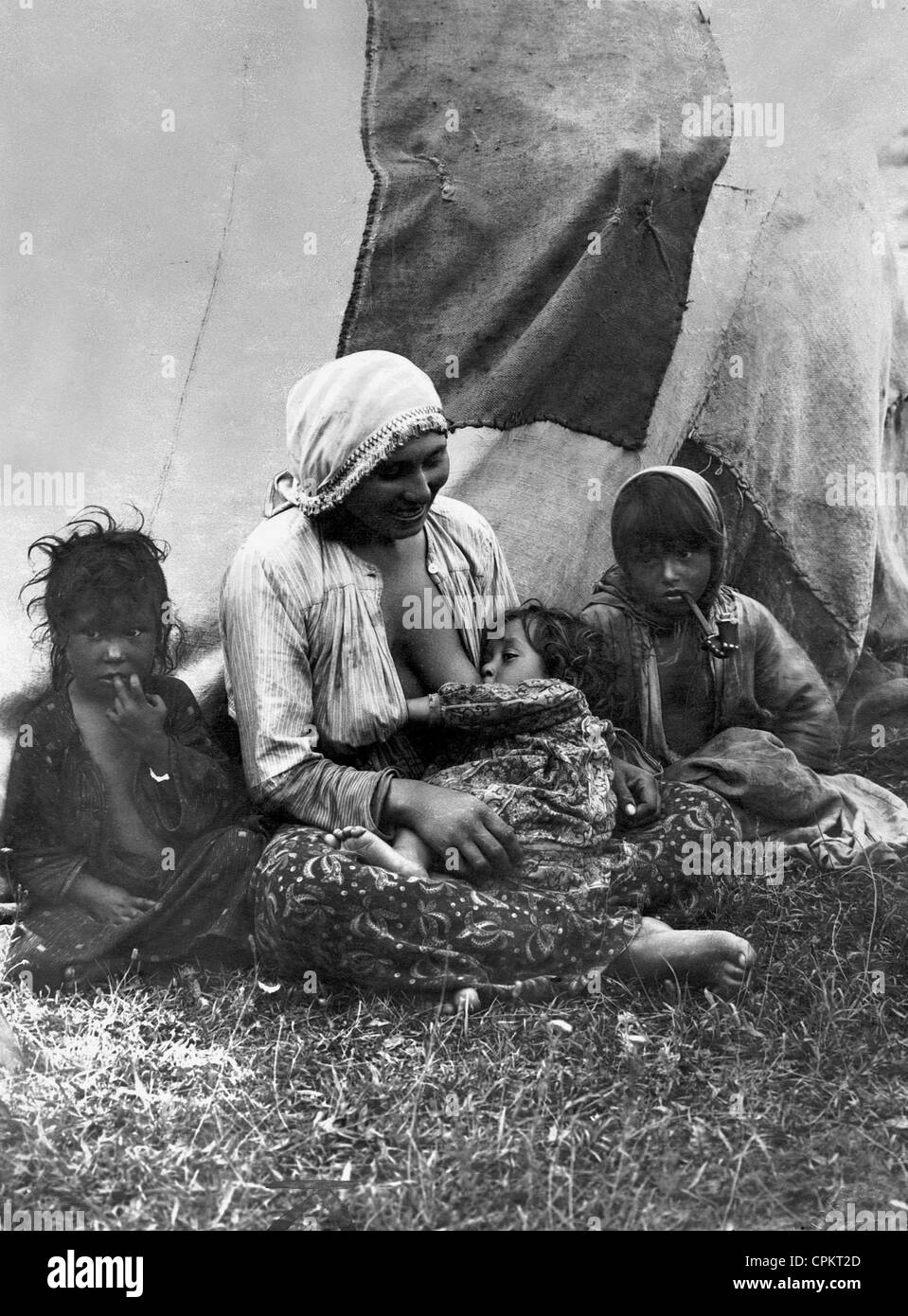Roma woman and children Stock Photo - Alamy