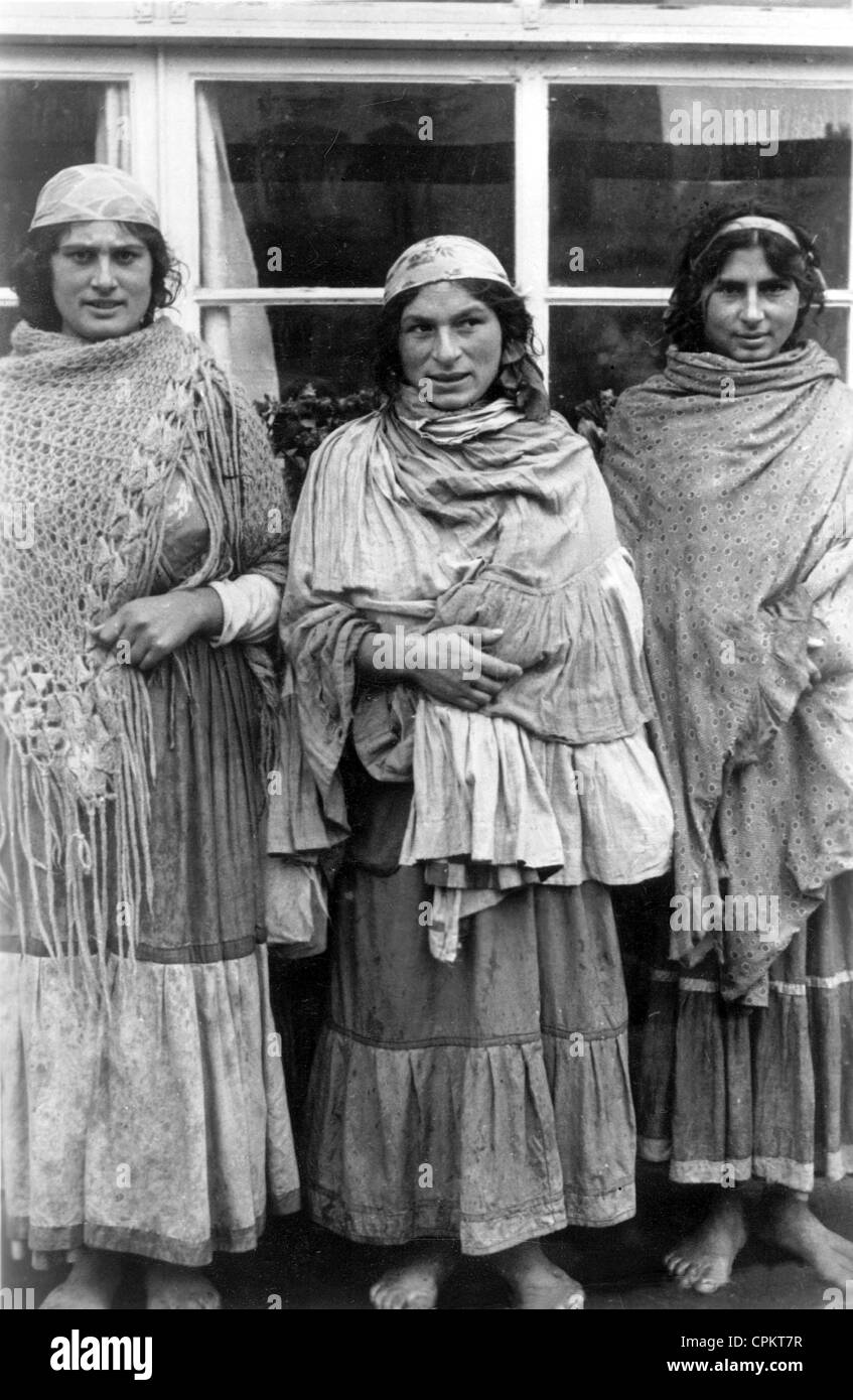 Roma women in Warsaw, 1940 Stock Photo - Alamy