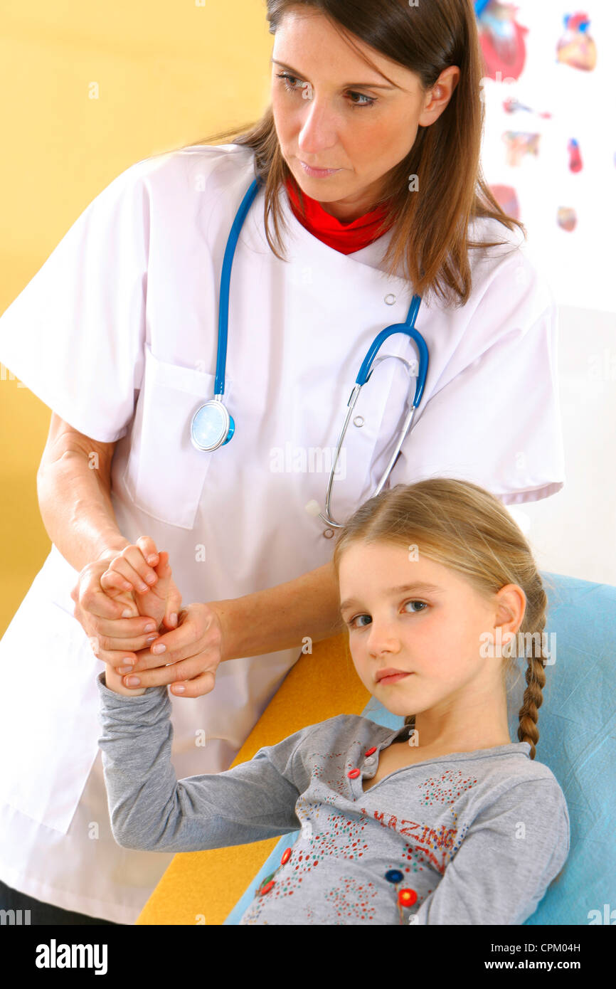 TAKING A CHILD'S PULSE Stock Photo - Alamy