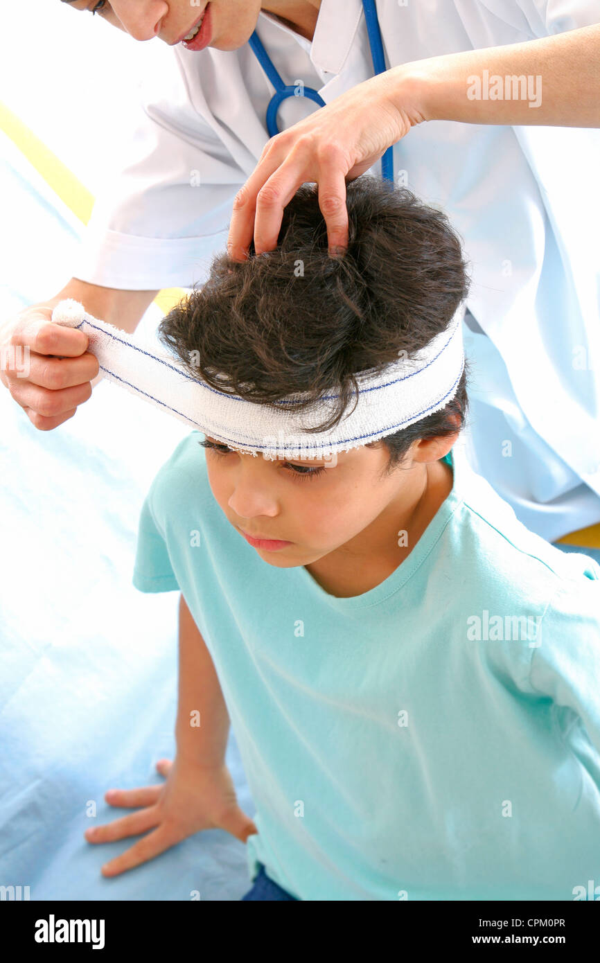 Head bandage hi-res stock photography and images - Alamy