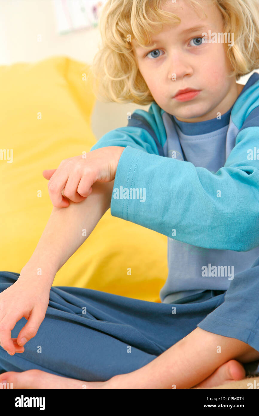 ITCHING IN A CHILD Stock Photo - Alamy