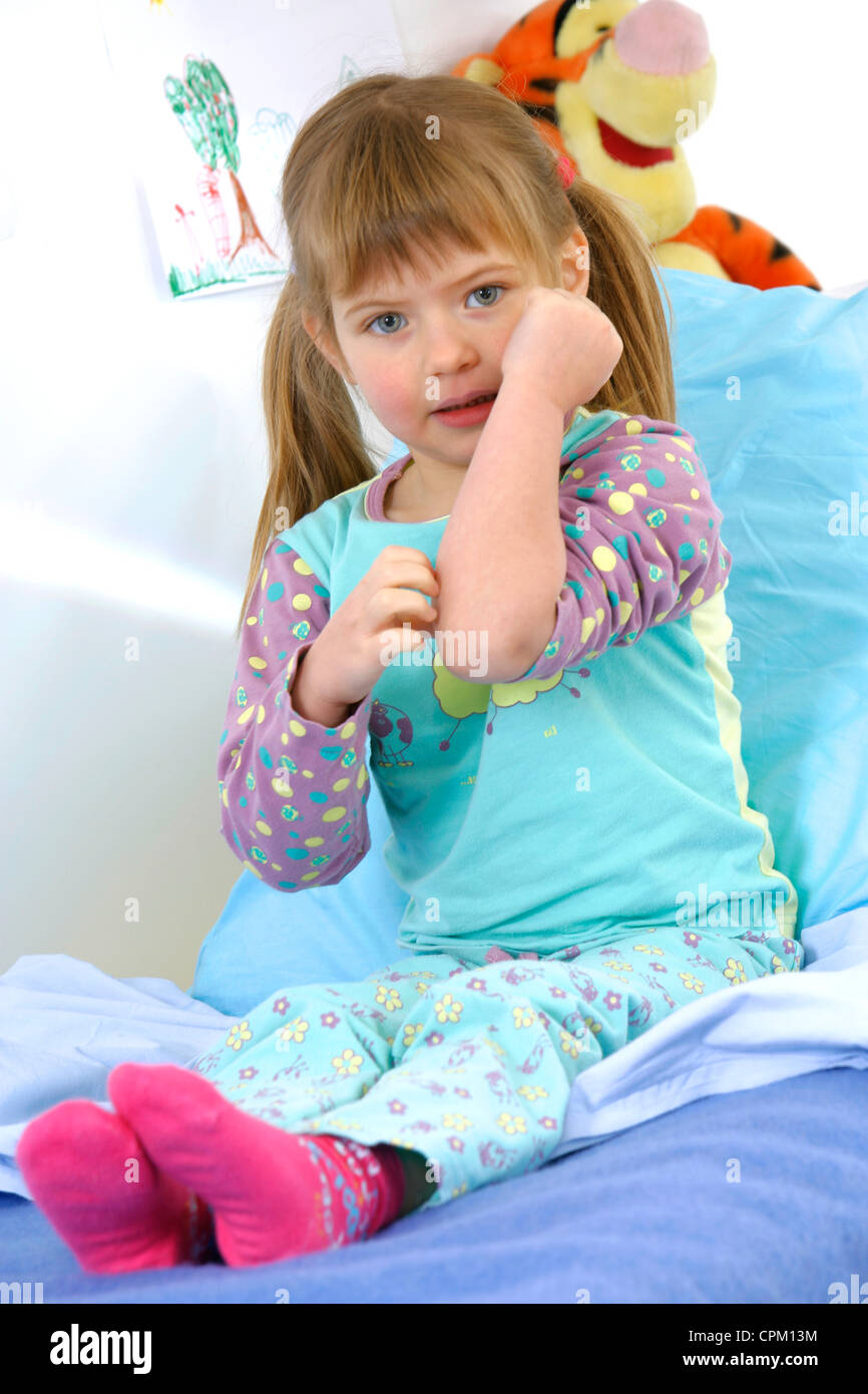 Girls itching hi-res stock photography and images - Alamy