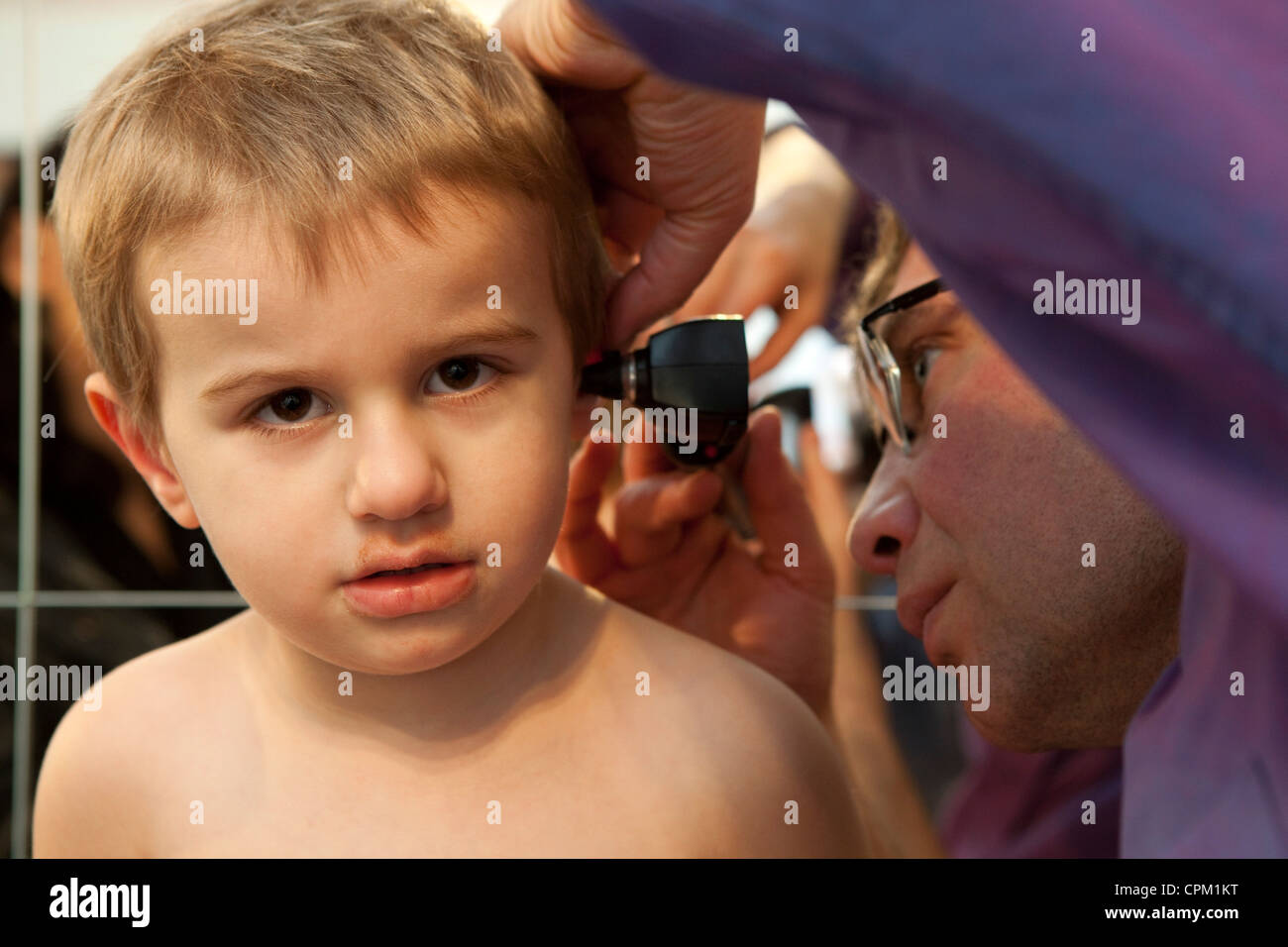 Ent examining child nose hi-res stock photography and images - Alamy