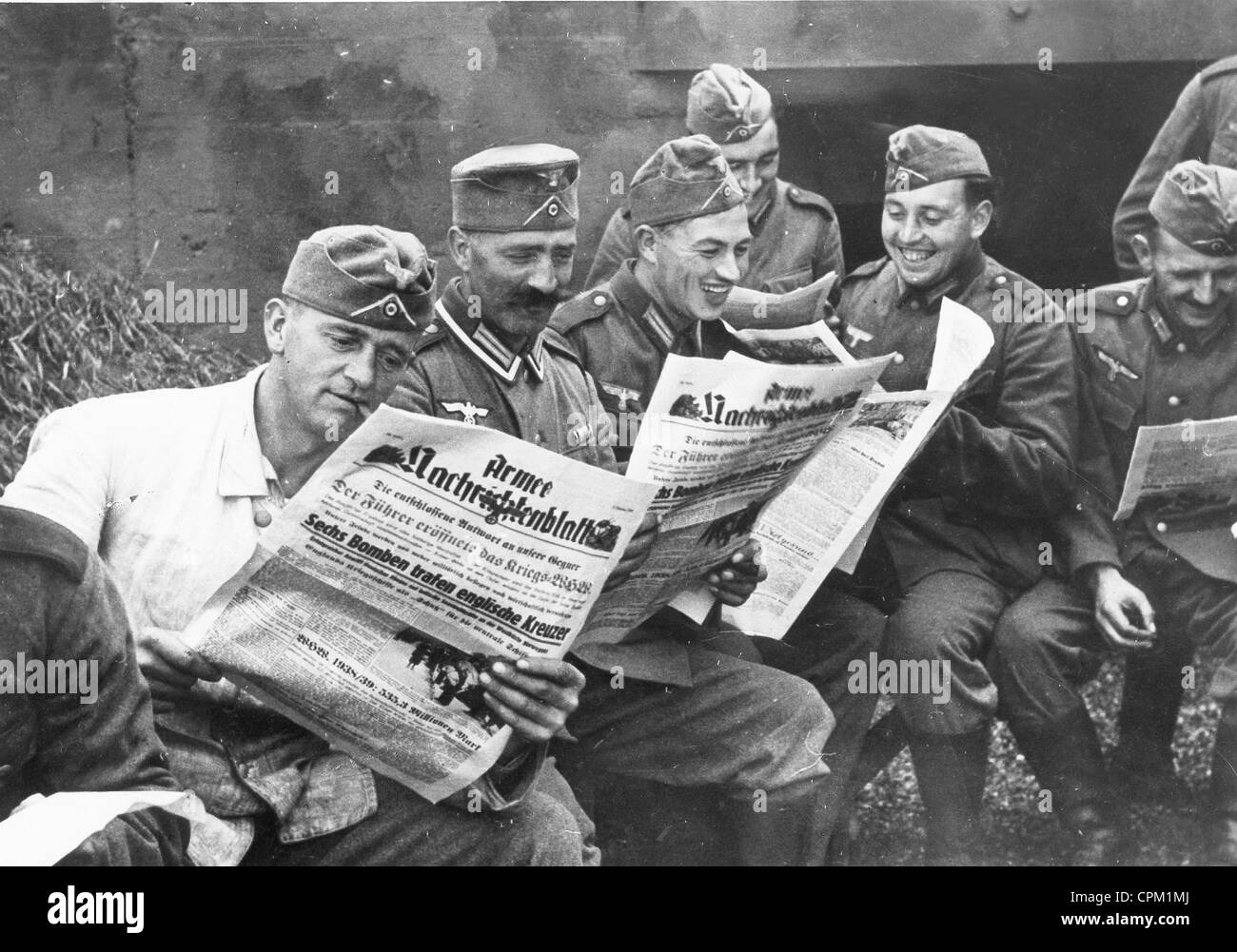 Soldiers reading Black and White Stock Photos & Images - Alamy