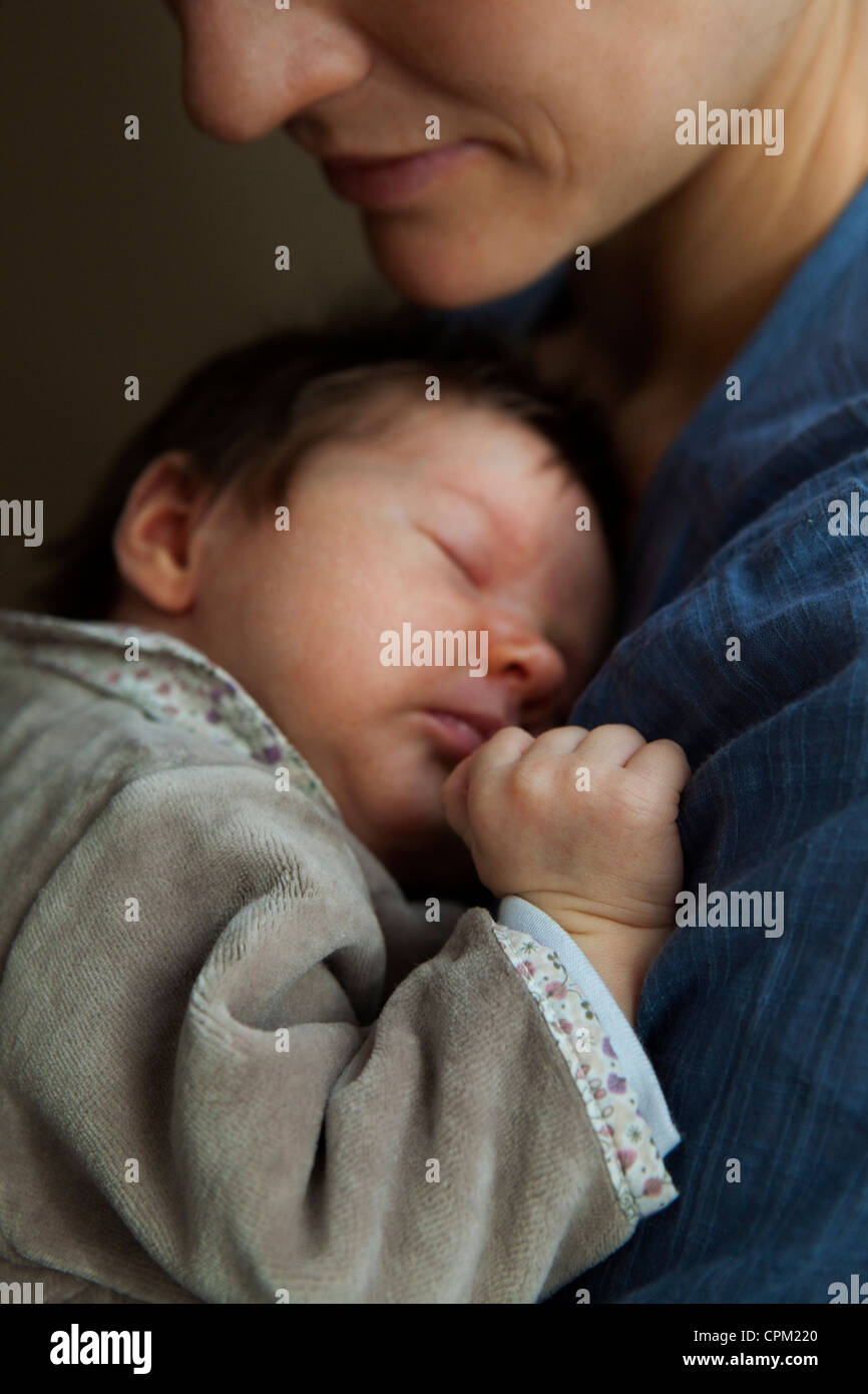 MOTHER AND NEWBORN BABY Stock Photo - Alamy