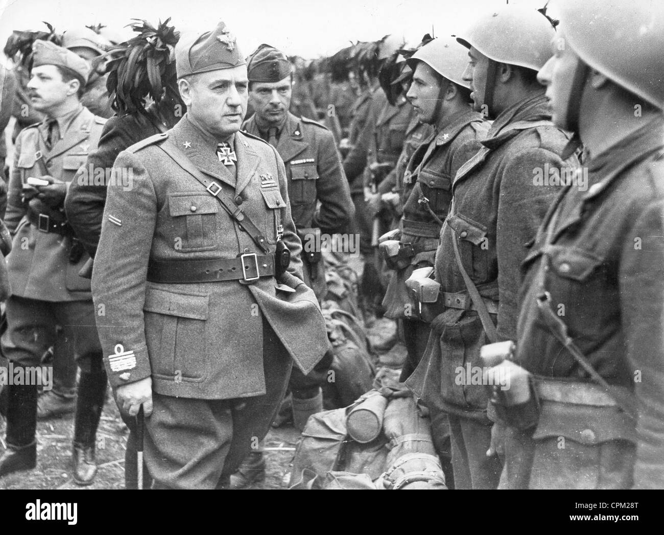 An Italian general visits troops on the Eastern Front, 1942 Stock Photo ...