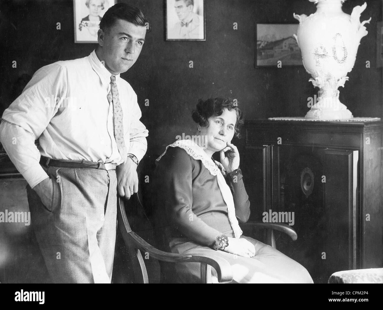 1930 family and radio hi-res stock photography and images - Alamy