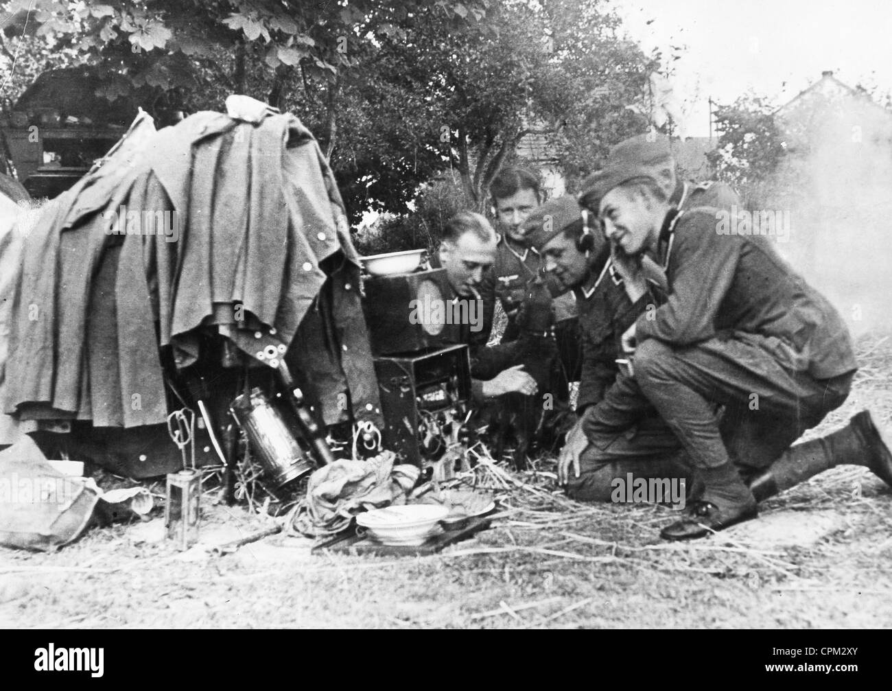 Soldiers gathered around Black and White Stock Photos & Images - Alamy