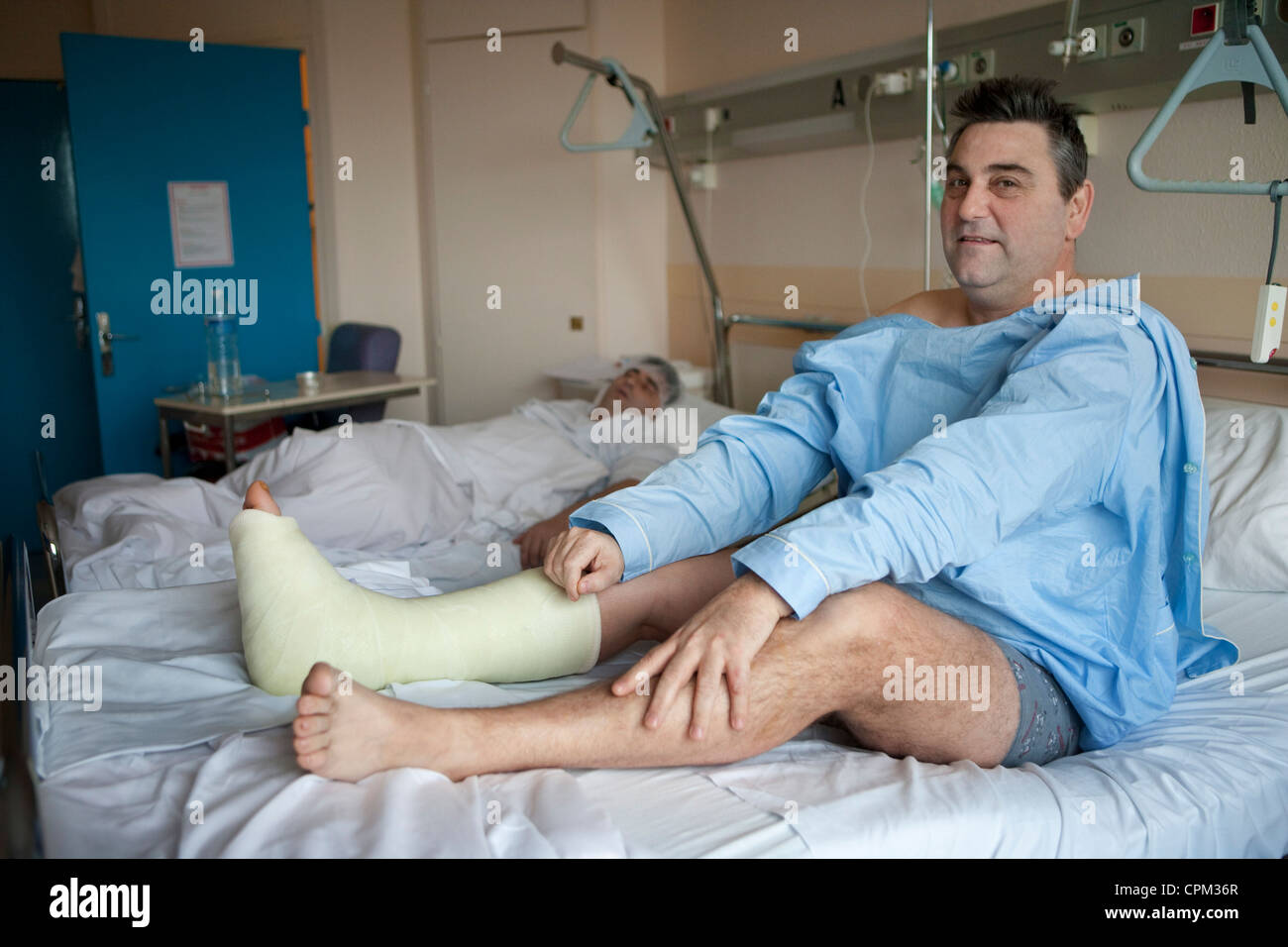 Injured man hospital bed cast hi-res stock photography and images - Alamy