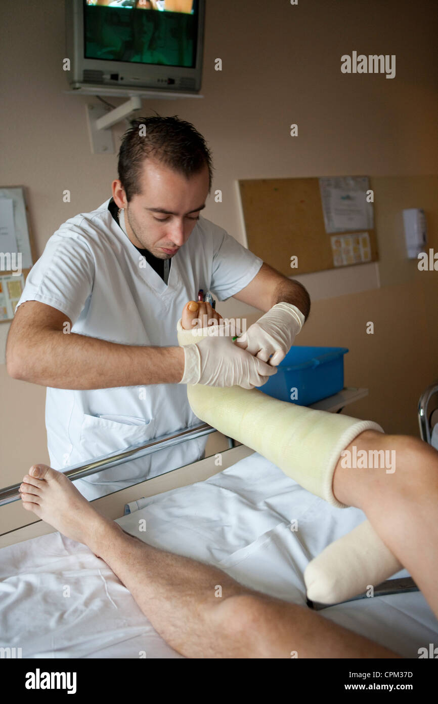 PLASTER CAST Stock Photo - Alamy