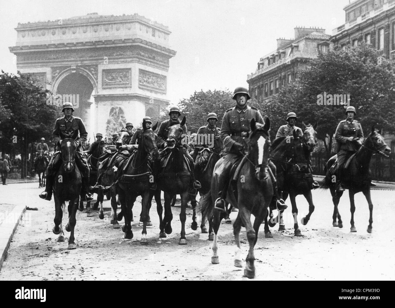German soldiers in paris 1940 hi-res stock photography and images - Alamy