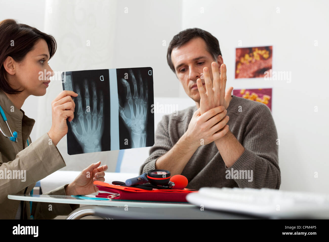 ORTHOPEDICS CONSULTATION MAN Stock Photo - Alamy