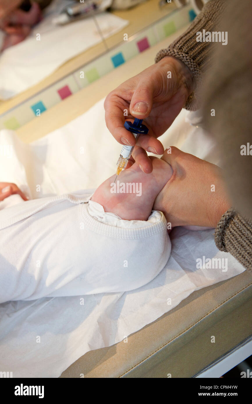 Baby injection thigh hi-res stock photography and images - Alamy
