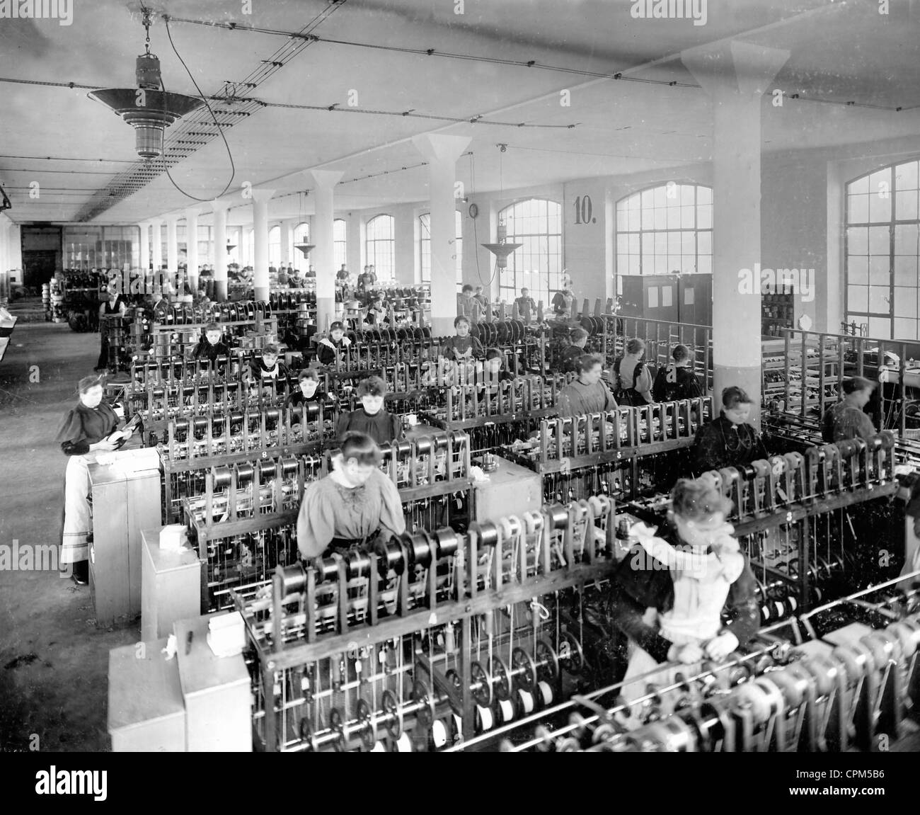 Factory workers in large Black and White Stock Photos & Images - Alamy