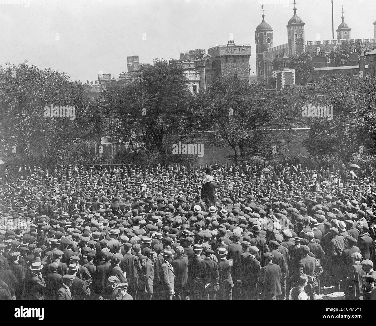 Tower london in front Black and White Stock Photos & Images - Alamy