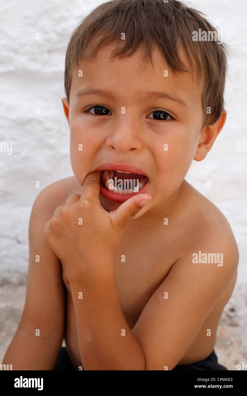 PAINFUL TOOTH IN A CHILD Stock Photo - Alamy