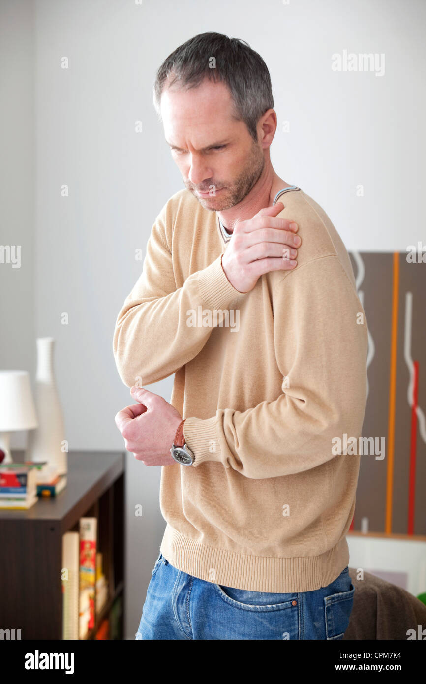 SHOULDER PAIN IN A MAN Stock Photo - Alamy