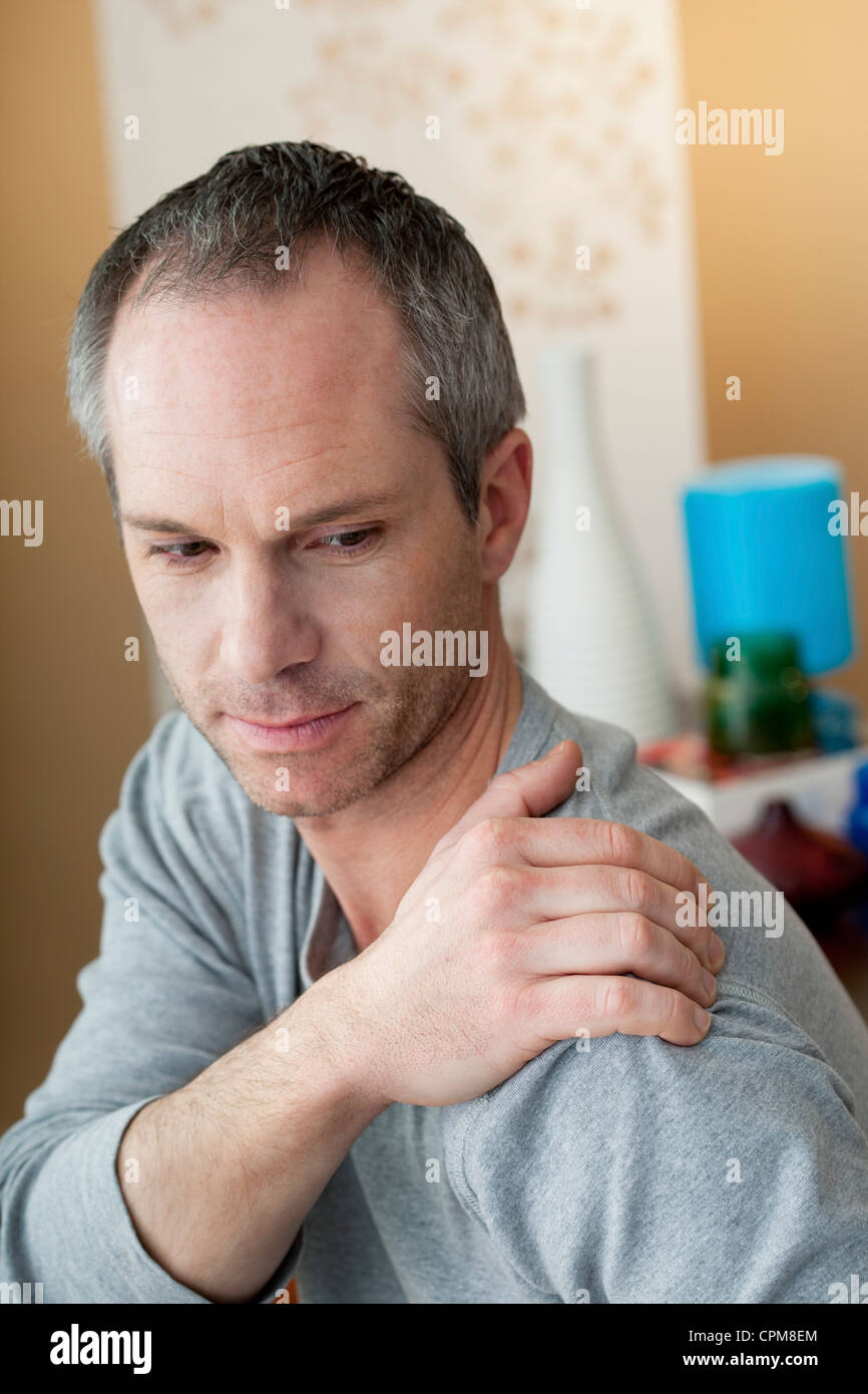 SHOULDER PAIN IN A MAN Stock Photo - Alamy