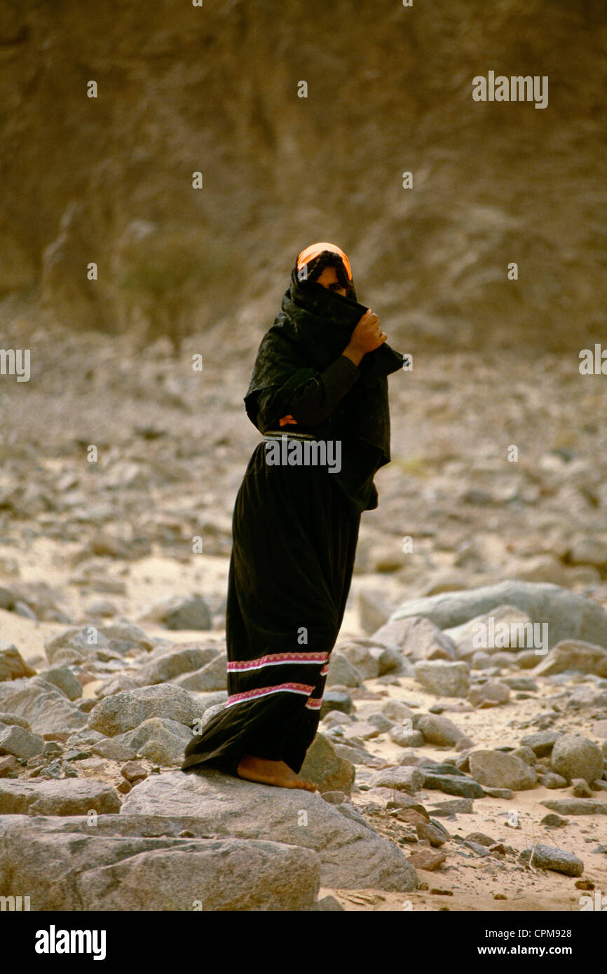 A Beduin girl in the heart of the Sinai desert Stock Photo - Alamy