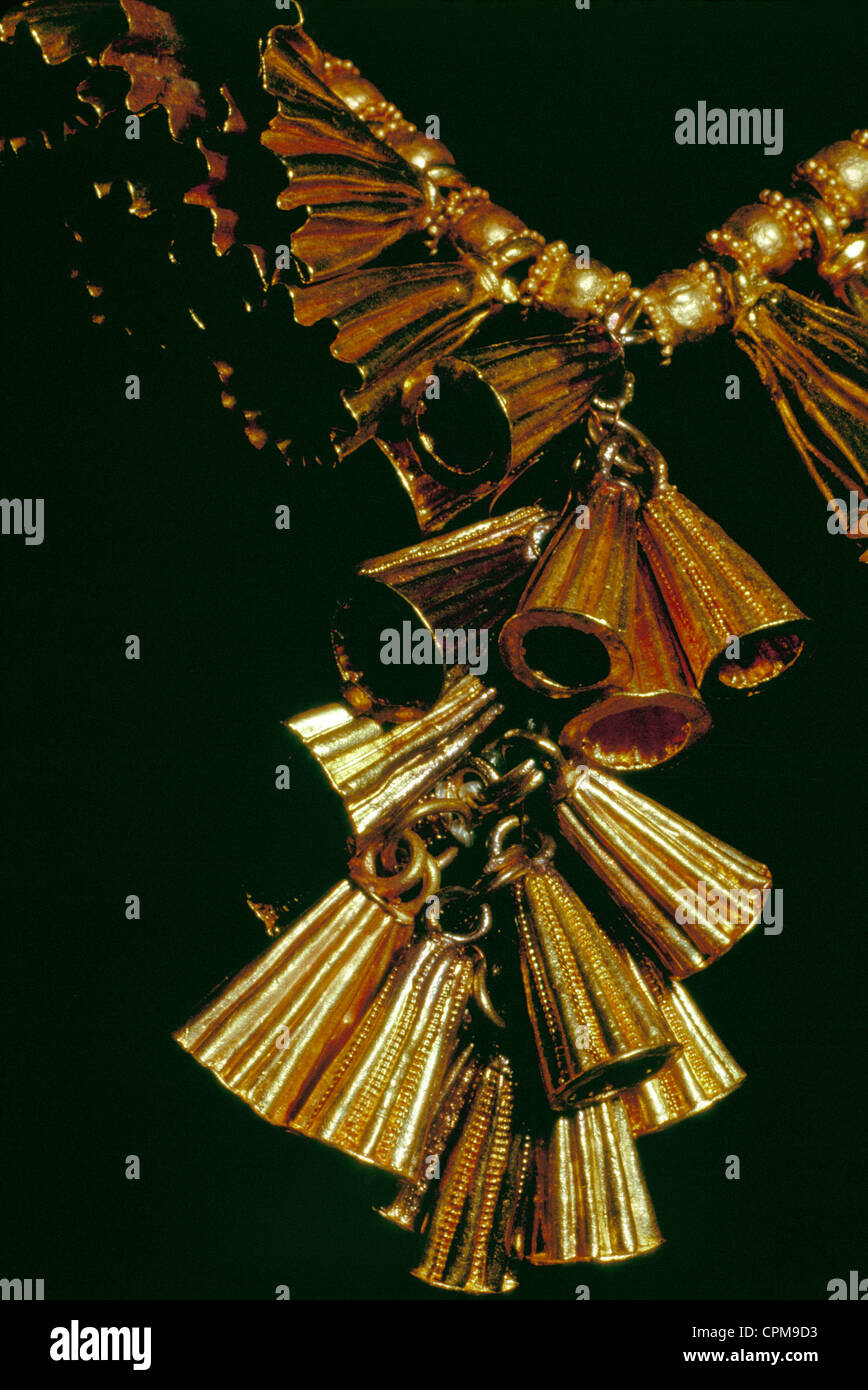 A necklace from the gold of Nimrud - a collection of more than 1,000 ...