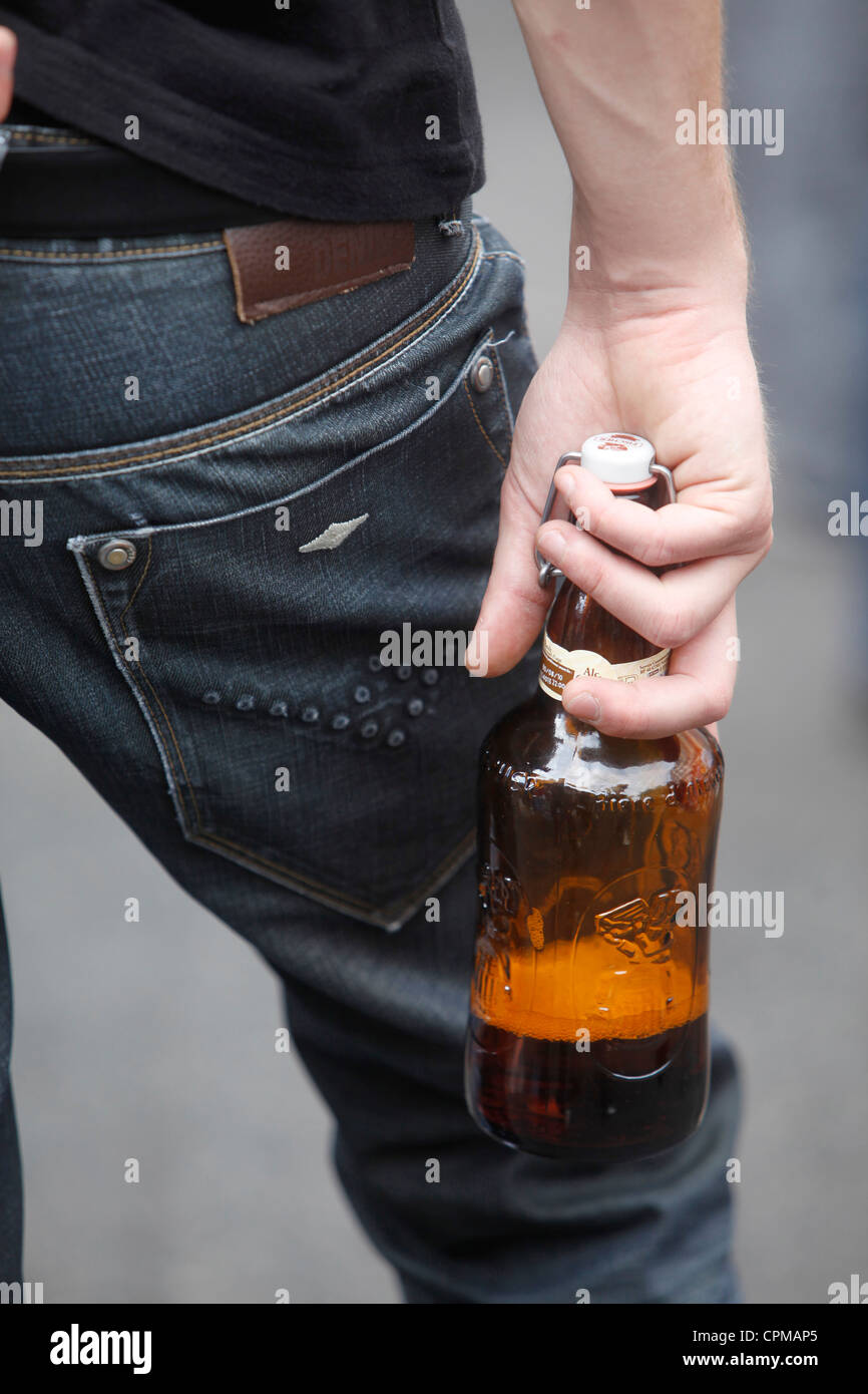 Teenage boy drinking alcohol outside hi-res stock photography and ...