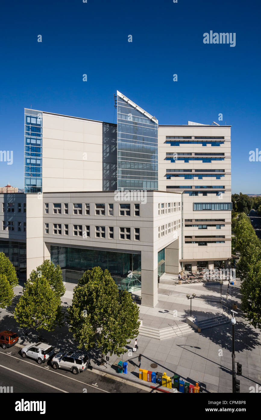Public library exterior hi-res stock photography and images - Alamy
