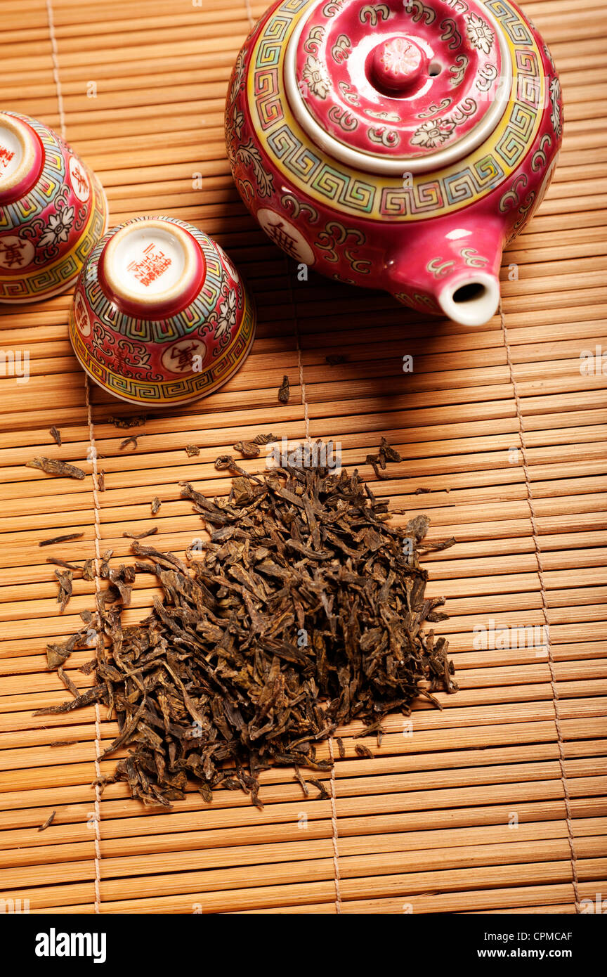 green tea leaves and teapot Stock Photo - Alamy
