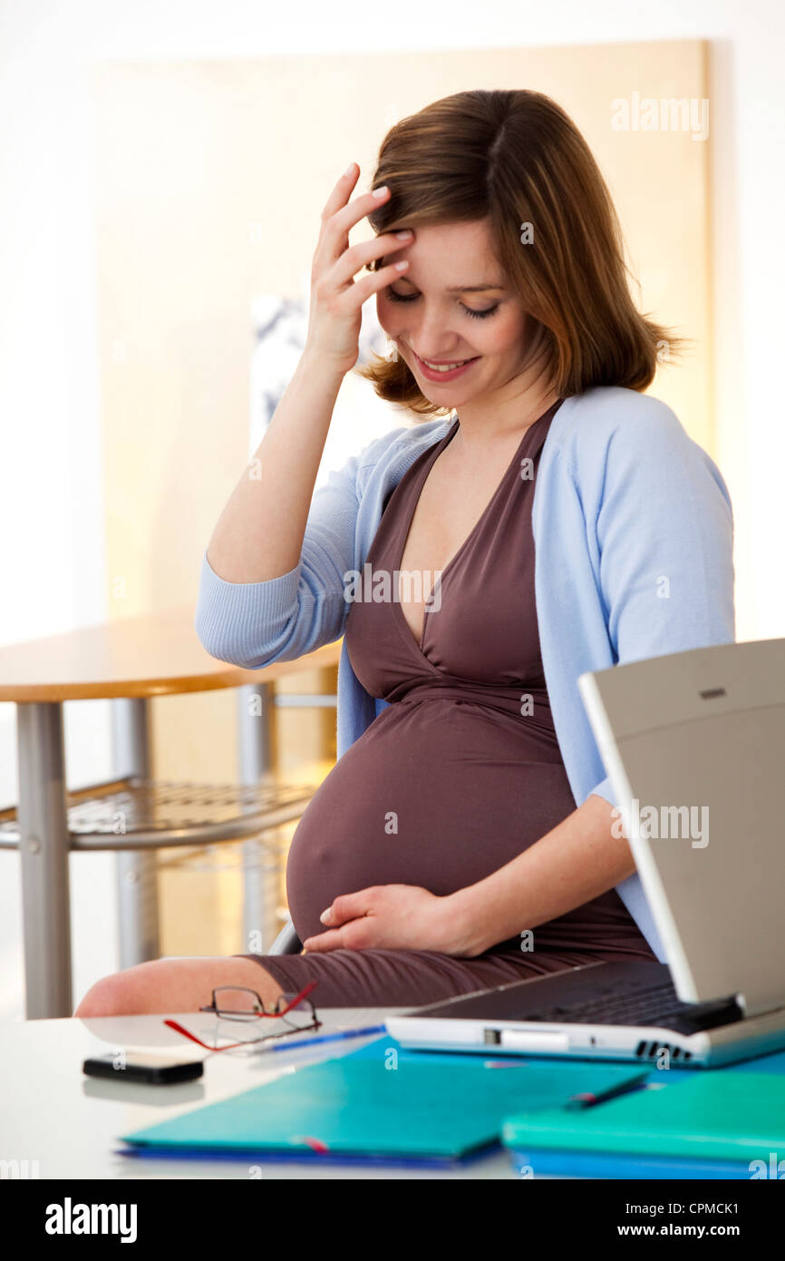 PREGNANT WOMAN AT WORK Stock Photo - Alamy