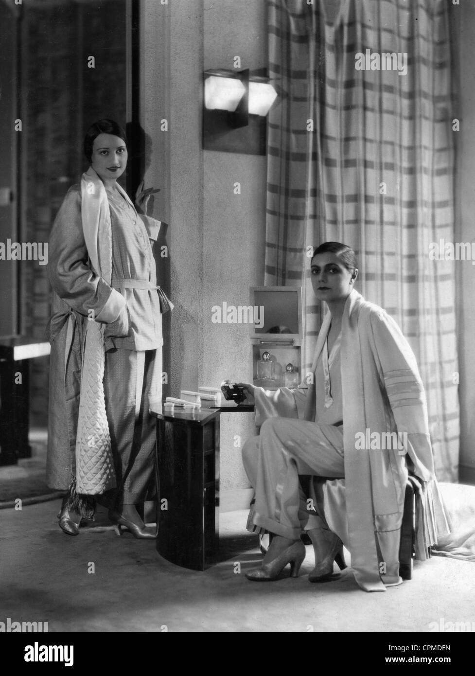 Fashion women 1927 Black and White Stock Photos & Images - Alamy