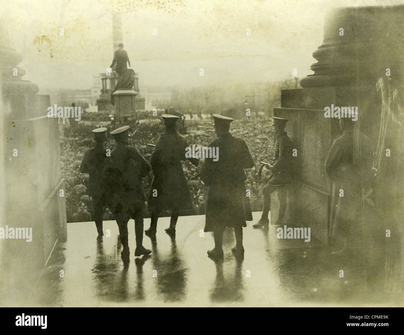 Soldiers protect the Reichstag during the vote on the Works Councils ...