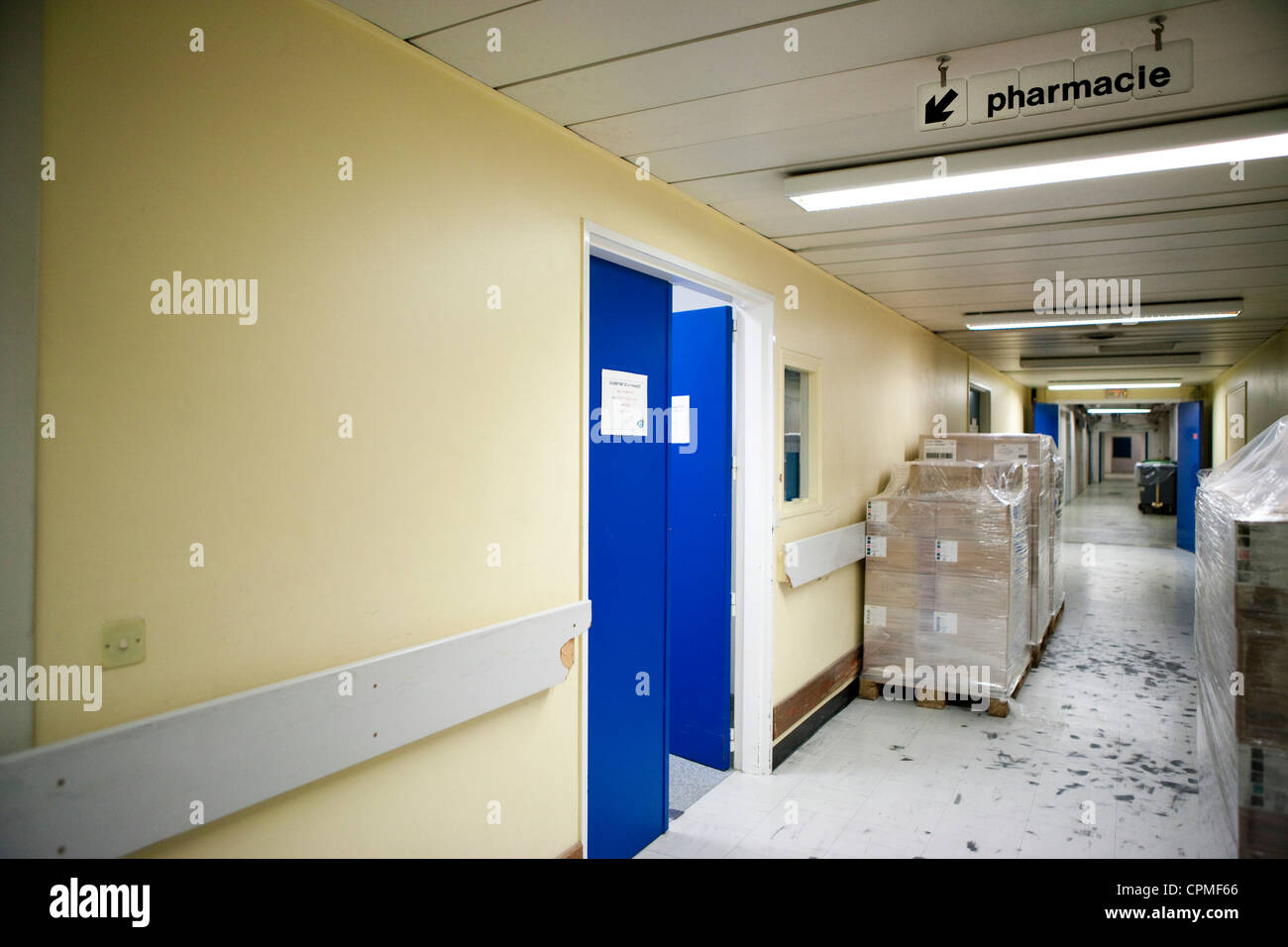 Hospital corridor with signs hi-res stock photography and images - Alamy
