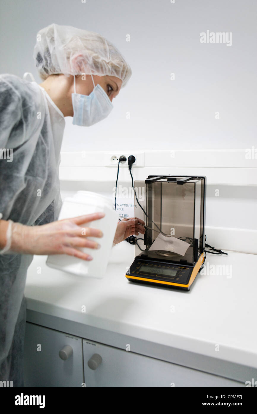 Drug doses hi-res stock photography and images - Alamy