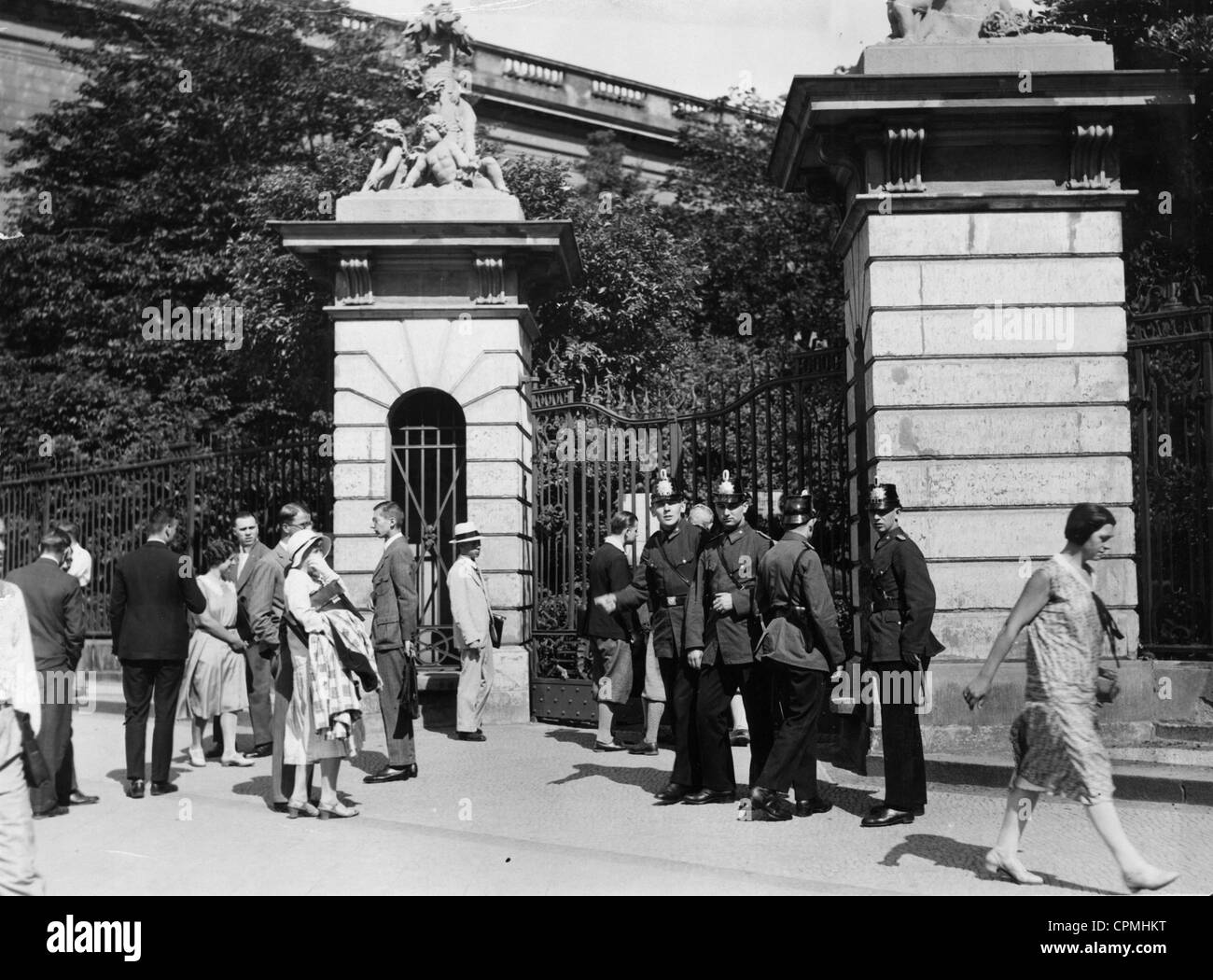 Students entrance university in Black and White Stock Photos & Images ...