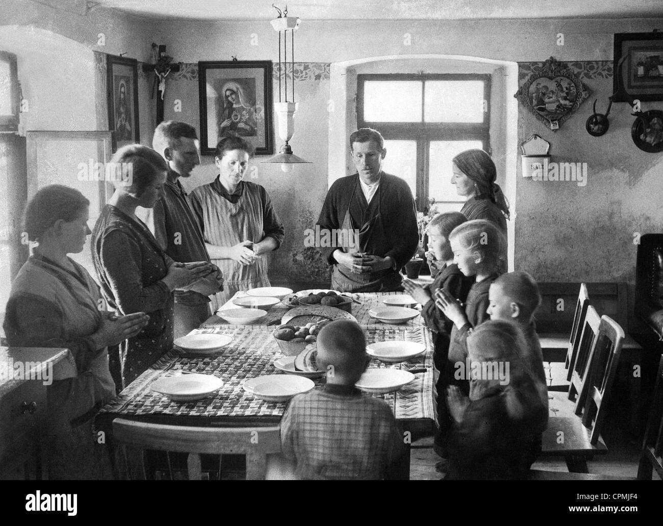 Family saying grace 1935 hi-res stock photography and images - Alamy