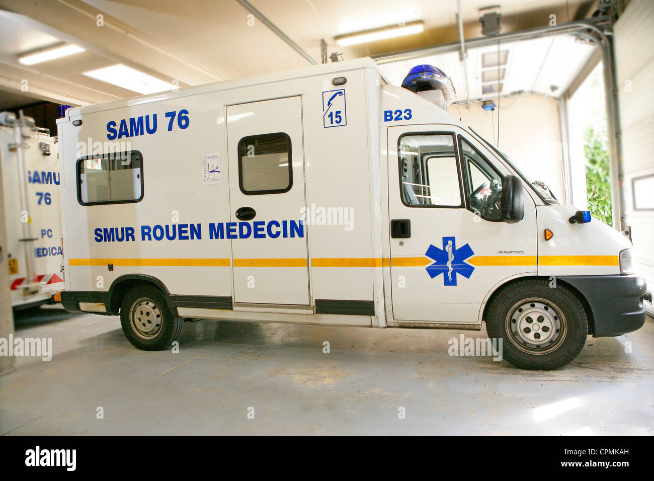 First aid emergency ward ambulance hi-res stock photography and images ...