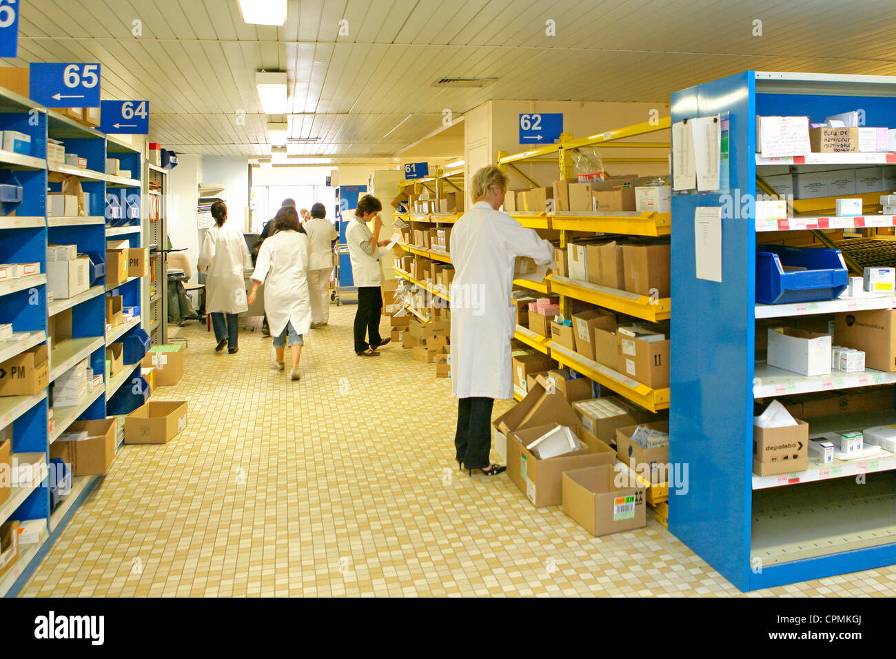 Central laboratory hospital center hi-res stock photography and images ...