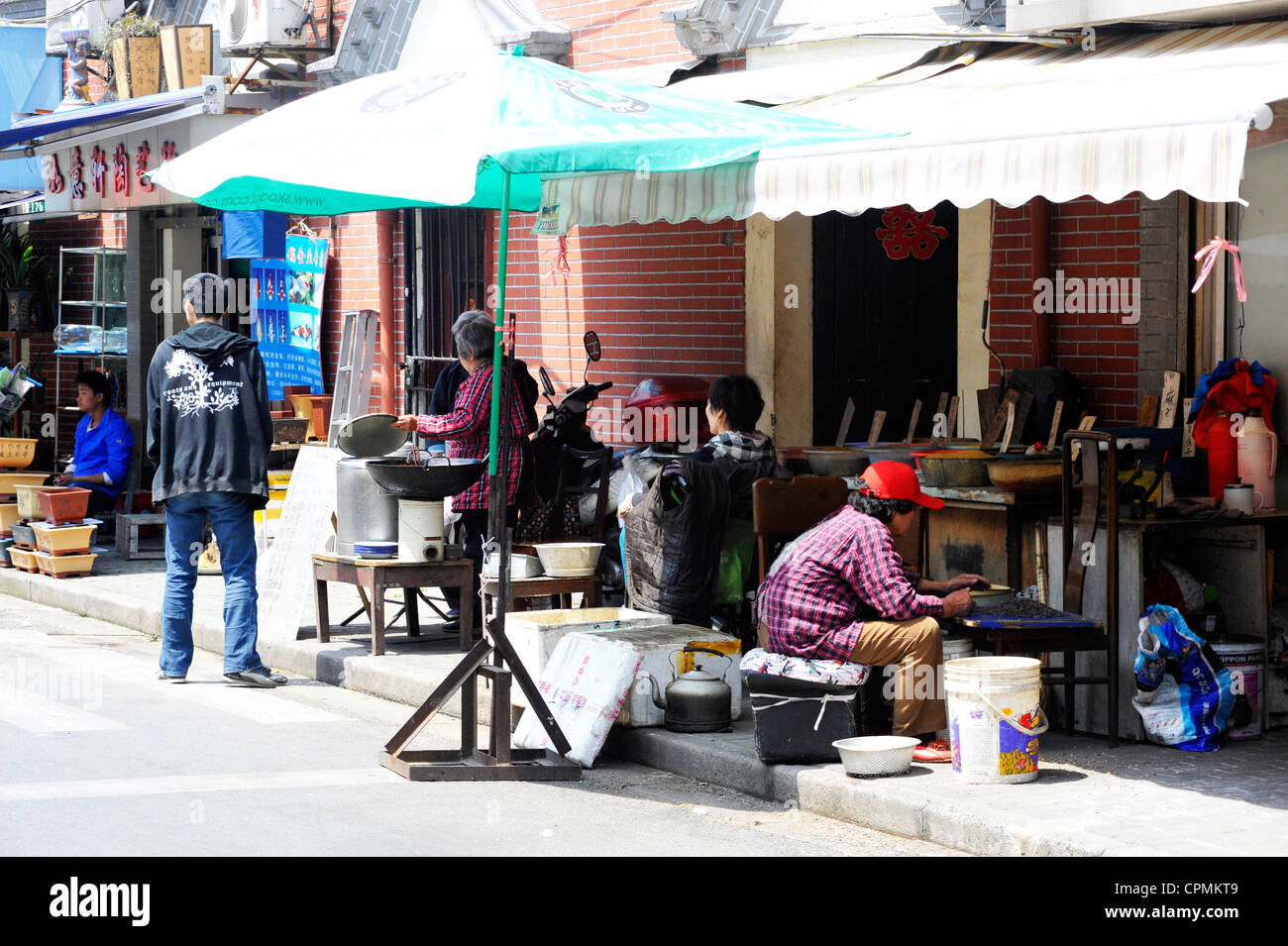 Street traders in old Shanghai Stock Photo - Alamy